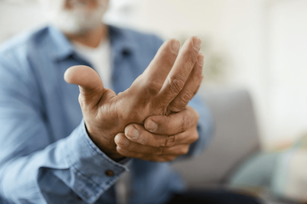 Amazing 7 Early Signs Of Arthritis In Hands You Should Know - Liv Hospital